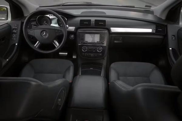 Grey Mercedes-Benz R 320 2005 in Jelgava, with an engine capacity of 3.00 L and mileage of 241 thousand km for 5600 €, photo 8 on AUTOMOTO.COM.LV