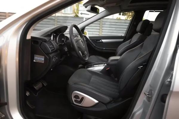 Grey Mercedes-Benz R 320 2005 in Jelgava, with an engine capacity of 3.00 L and mileage of 241 thousand km for 5600 €, photo 9 on AUTOMOTO.COM.LV