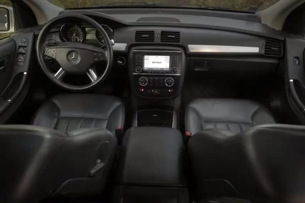 Grey Mercedes-Benz R 320 2008 in Jelgava, with an engine capacity of 3.00 L and mileage of 316 thousand km for 6550 €, photo 8 on AUTOMOTO.COM.LV