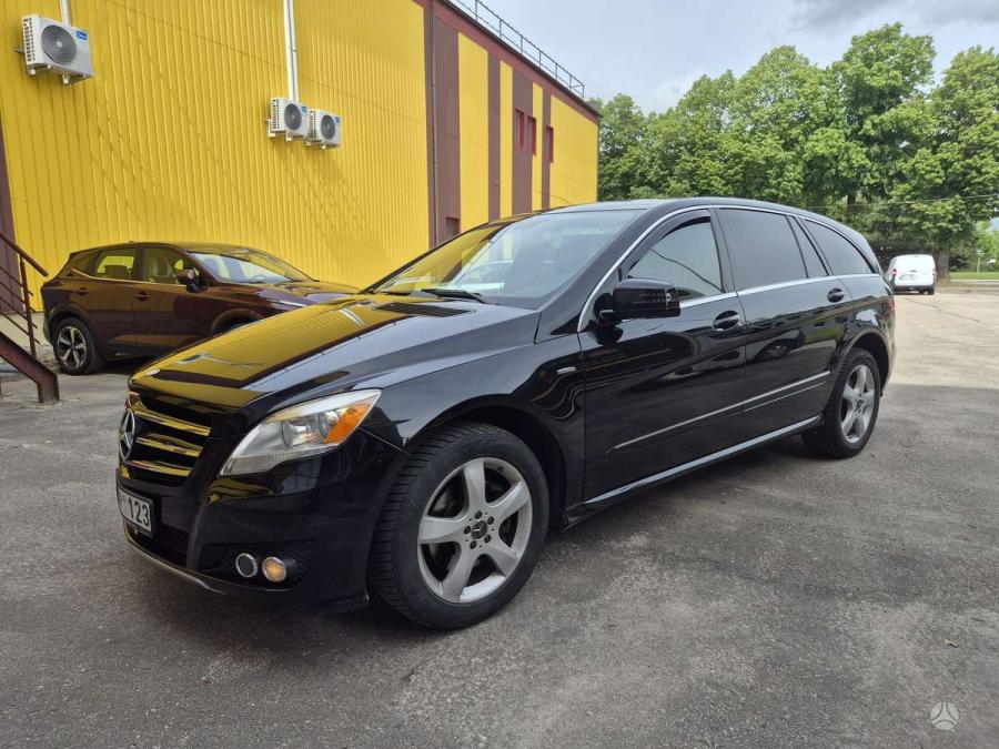 Black Mercedes-Benz R 350 2011 in Silute, with an engine capacity of 3.00 L and mileage of 227 thousand km for 7900 €, photo 1 on AUTOMOTO.COM.LV