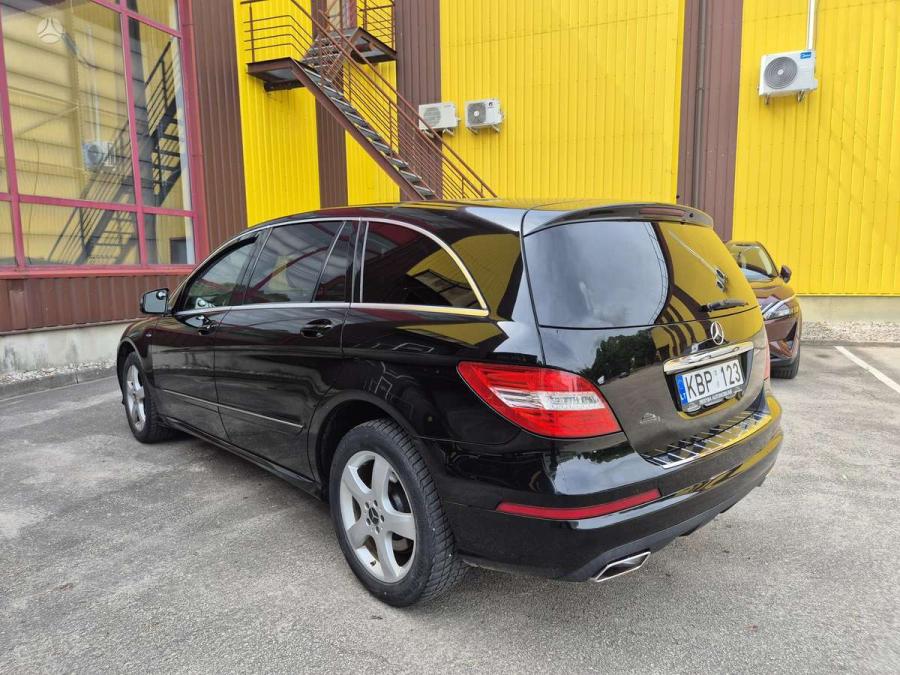 Black Mercedes-Benz R 350 2011 in Silute, with an engine capacity of 3.00 L and mileage of 227 thousand km for 7900 €, photo 6 on AUTOMOTO.COM.LV