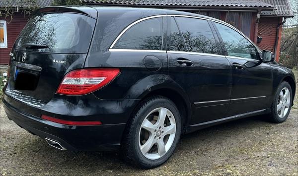 Black Mercedes-Benz R 350 2012 in Siauliai, with an engine capacity of 3.00 L and mileage of 140 thousand km for 11700 €, photo 6 on AUTOMOTO.COM.LV