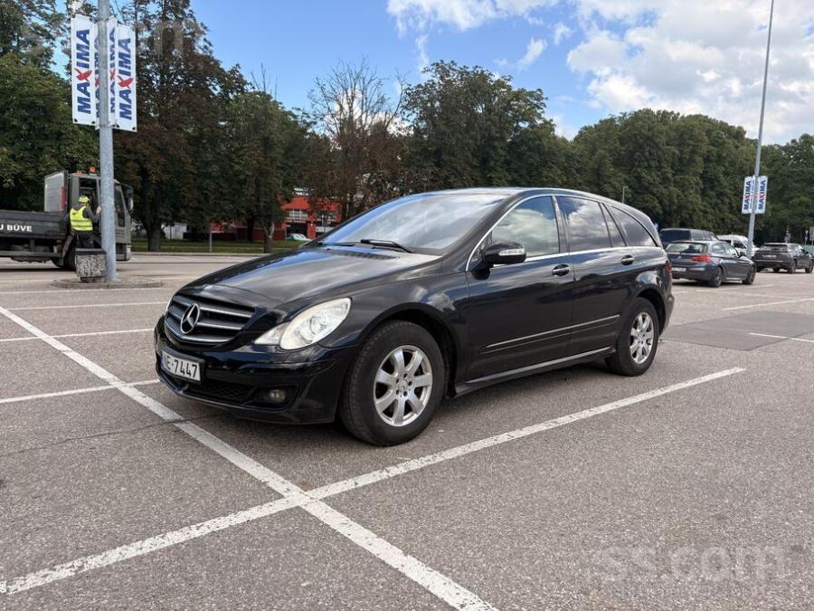 Black Mercedes-Benz R 350 2005 in Riga, with an engine capacity of 3.50 L and mileage of 401 thousand km for 1700 €, photo 1 on AUTOMOTO.COM.LV
