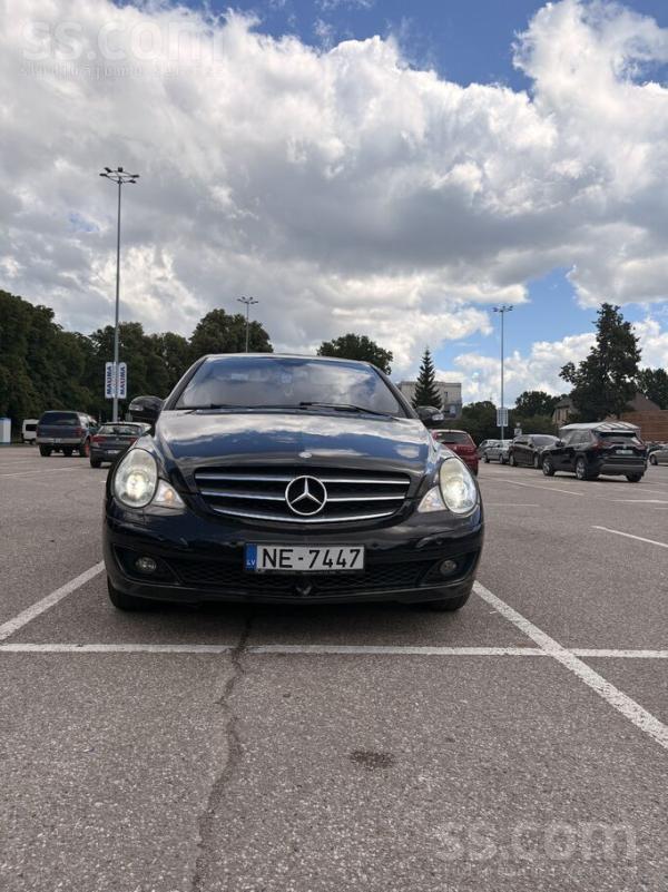 Black Mercedes-Benz R 350 2005 in Riga, with an engine capacity of 3.50 L and mileage of 401 thousand km for 1700 €, photo 3 on AUTOMOTO.COM.LV
