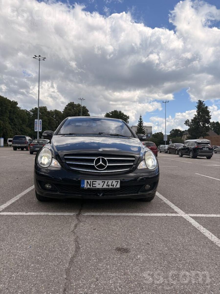 Black Mercedes-Benz R 350 2005 in Riga, with an engine capacity of 3.50 L and mileage of 401 thousand km for 1700 €, photo 4 on AUTOMOTO.COM.LV
