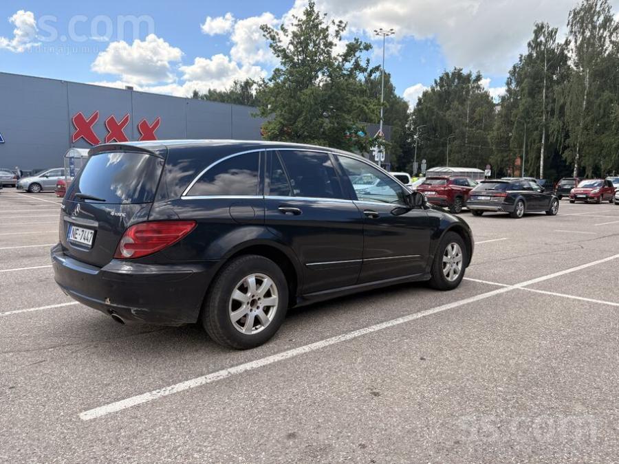 Black Mercedes-Benz R 350 2005 in Riga, with an engine capacity of 3.50 L and mileage of 401 thousand km for 1700 €, photo 6 on AUTOMOTO.COM.LV