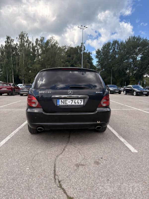 Black Mercedes-Benz R 350 2005 in Riga, with an engine capacity of 3.50 L and mileage of 401 thousand km for 1700 €, photo 6 on AUTOMOTO.COM.LV