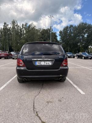 Black Mercedes-Benz R 350 2005 in Riga, with an engine capacity of 3.50 L and mileage of 401 thousand km for 1700 €, photo 7 on AUTOMOTO.COM.LV
