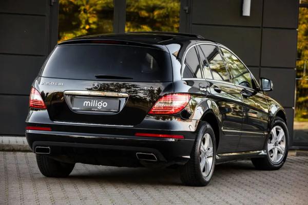 Black Mercedes-Benz R 350 2011 in Jelgava, with an engine capacity of 3.00 L and mileage of 271 thousand km for 6000 €, photo 5 on AUTOMOTO.COM.LV