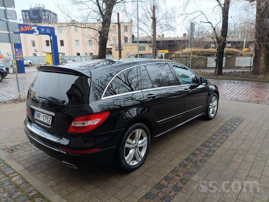 Black Mercedes-Benz R 350 2012 in Riga, with an engine capacity of 3.00 L and mileage of 314 thousand km for 9500 €, photo 3 on AUTOMOTO.COM.LV