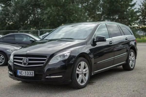 Black Mercedes-Benz R 350 2012 in Liepaja, with an engine capacity of 3.00 L and mileage of 253 thousand km for 13800 €, photo 1 on AUTOMOTO.COM.LV