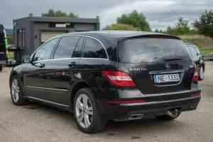 Black Mercedes-Benz R 350 2012 in Liepaja, with an engine capacity of 3.00 L and mileage of 253 thousand km for 13800 €, photo 3 on AUTOMOTO.COM.LV