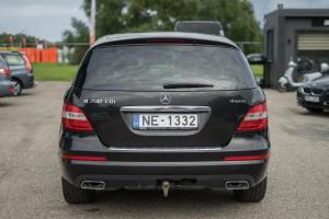 Black Mercedes-Benz R 350 2012 in Liepaja, with an engine capacity of 3.00 L and mileage of 253 thousand km for 13800 €, photo 4 on AUTOMOTO.COM.LV