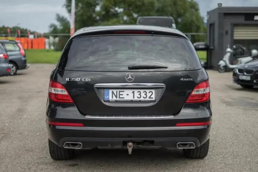 Black Mercedes-Benz R 350 2012 in Liepaja, with an engine capacity of 3.00 L and mileage of 253 thousand km for 13800 €, photo 4 on AUTOMOTO.COM.LV