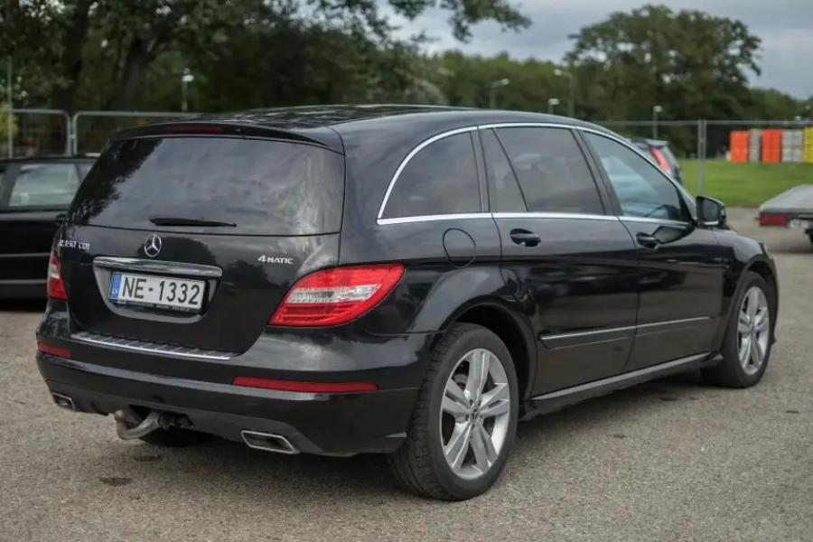 Black Mercedes-Benz R 350 2012 in Liepaja, with an engine capacity of 3.00 L and mileage of 253 thousand km for 13800 €, photo 5 on AUTOMOTO.COM.LV