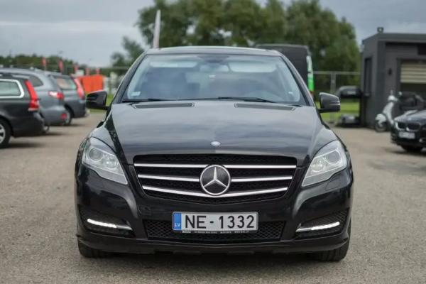 Black Mercedes-Benz R 350 2012 in Liepaja, with an engine capacity of 3.00 L and mileage of 253 thousand km for 13800 €, photo 6 on AUTOMOTO.COM.LV