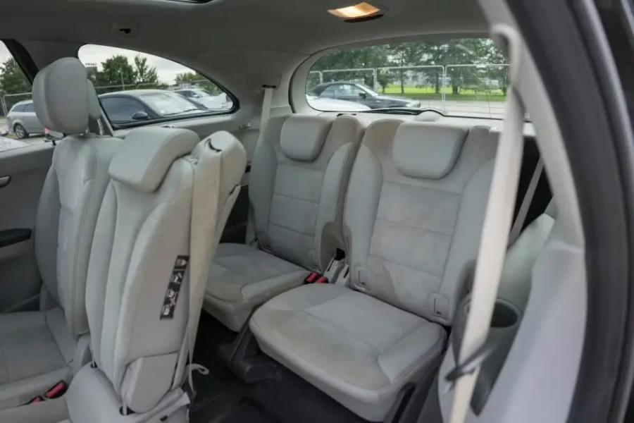Black Mercedes-Benz R 350 2012 in Liepaja, with an engine capacity of 3.00 L and mileage of 253 thousand km for 13800 €, photo 11 on AUTOMOTO.COM.LV