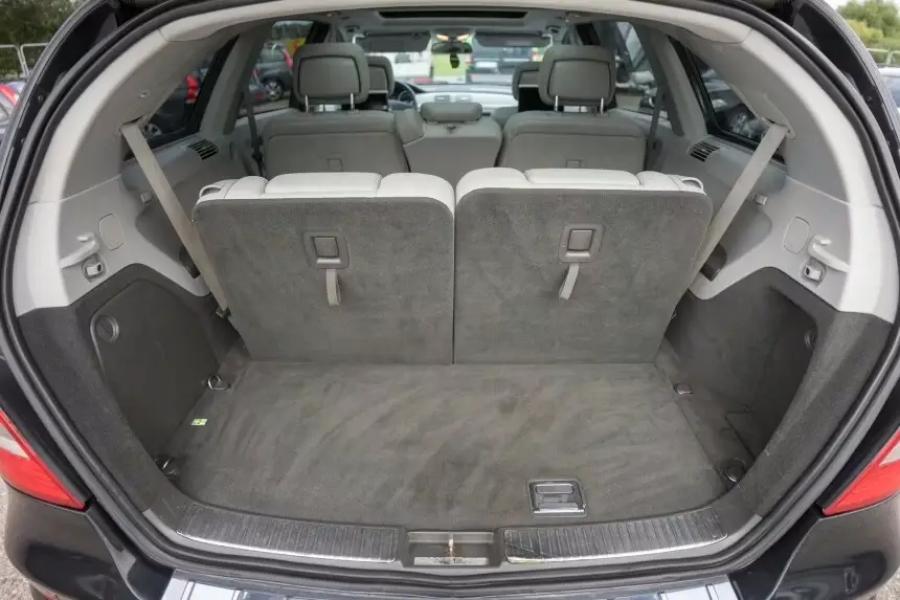 Black Mercedes-Benz R 350 2012 in Liepaja, with an engine capacity of 3.00 L and mileage of 253 thousand km for 13800 €, photo 12 on AUTOMOTO.COM.LV