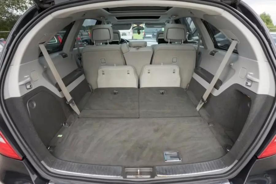 Black Mercedes-Benz R 350 2012 in Liepaja, with an engine capacity of 3.00 L and mileage of 253 thousand km for 13800 €, photo 13 on AUTOMOTO.COM.LV