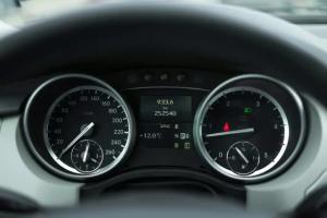 Black Mercedes-Benz R 350 2012 in Liepaja, with an engine capacity of 3.00 L and mileage of 253 thousand km for 13800 €, photo 17 on AUTOMOTO.COM.LV