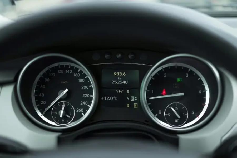 Black Mercedes-Benz R 350 2012 in Liepaja, with an engine capacity of 3.00 L and mileage of 253 thousand km for 13800 €, photo 17 on AUTOMOTO.COM.LV