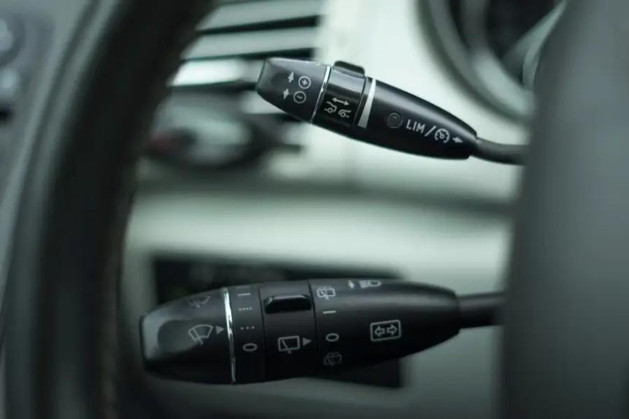Black Mercedes-Benz R 350 2012 in Liepaja, with an engine capacity of 3.00 L and mileage of 253 thousand km for 13800 €, photo 24 on AUTOMOTO.COM.LV