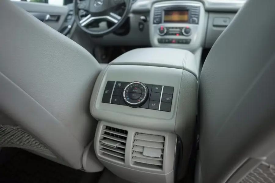 Black Mercedes-Benz R 350 2012 in Liepaja, with an engine capacity of 3.00 L and mileage of 253 thousand km for 13800 €, photo 31 on AUTOMOTO.COM.LV