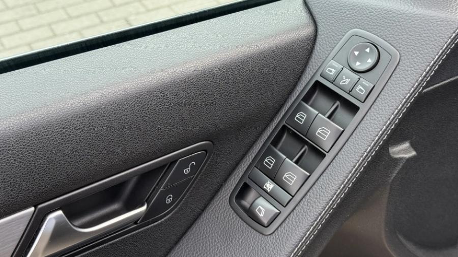 Melns Mercedes-Benz R 350 2012 Rīga, ar dzinēja tilpumu 3.00 L un nobraukumu 250 tūkst. km par 9950 €, foto 17 vietnē AUTOMOTO.COM.LV