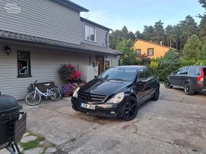 Black Mercedes-Benz R 350 2006 in Mazeikiai, with an engine capacity of 3.50 L and mileage of 240 thousand km for 2900 €, photo  on AUTOMOTO.COM.LV