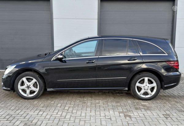 Black Mercedes-Benz R 350 2010 in Vilnius, with an engine capacity of 2.99 L and mileage of 214 thousand km for 2950 €, photo 4 on AUTOMOTO.COM.LV