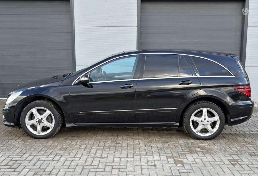 Black Mercedes-Benz R 350 2010 in Vilnius, with an engine capacity of 2.99 L and mileage of 214 thousand km for 2950 €, photo 4 on AUTOMOTO.COM.LV
