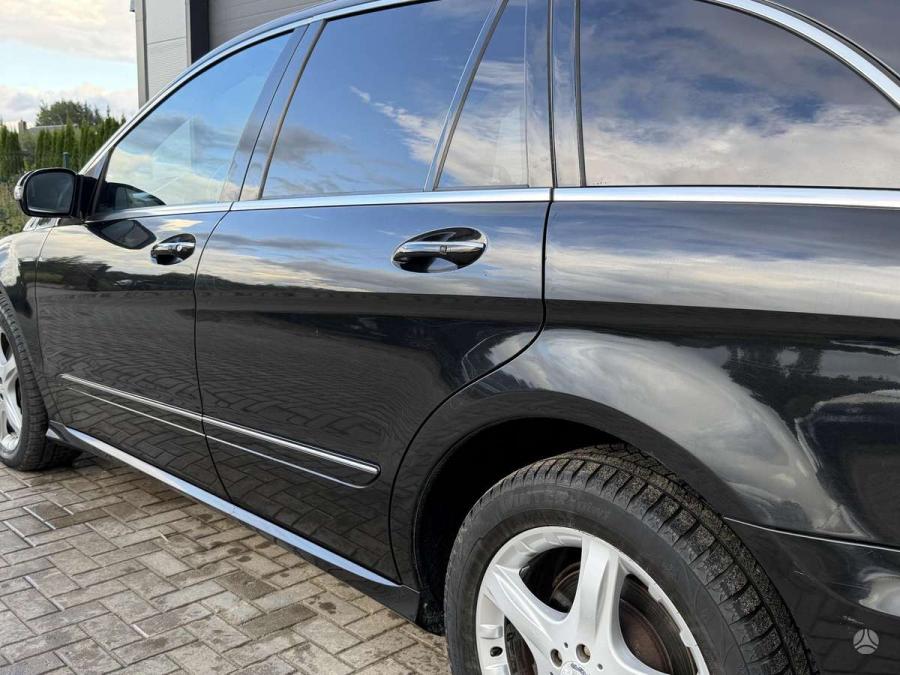 Black Mercedes-Benz R 350 2010 in Vilnius, with an engine capacity of 2.99 L and mileage of 214 thousand km for 2950 €, photo 14 on AUTOMOTO.COM.LV