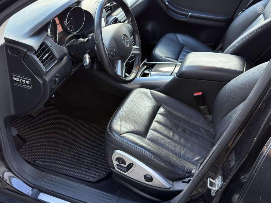 Black Mercedes-Benz R 350 2010 in Vilnius, with an engine capacity of 2.99 L and mileage of 214 thousand km for 2950 €, photo 33 on AUTOMOTO.COM.LV