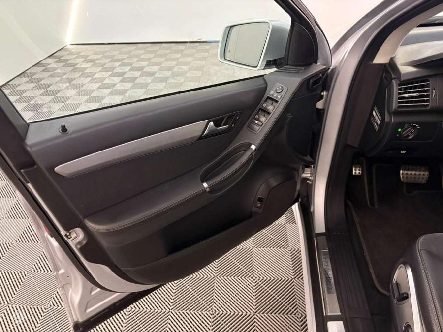 Pelēks Mercedes-Benz R 350 2010 Marijampole, ar dzinēja tilpumu 2.99 L un nobraukumu 186 tūkst. km par 9750 €, foto 25 vietnē AUTOMOTO.COM.LV