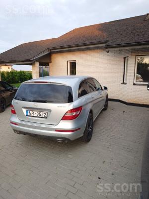 Grey Mercedes-Benz R 350 2012 in Riga, with an engine capacity of 3.00 L and mileage of 253 thousand km for 7890 €, photo 4 on AUTOMOTO.COM.LV
