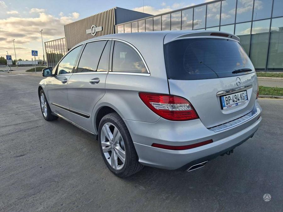 Pelēks Mercedes-Benz R 350 2012 Šauļi, ar dzinēja tilpumu 3.00 L un nobraukumu 230 tūkst. km par 6300 €, foto 7 vietnē AUTOMOTO.COM.LV