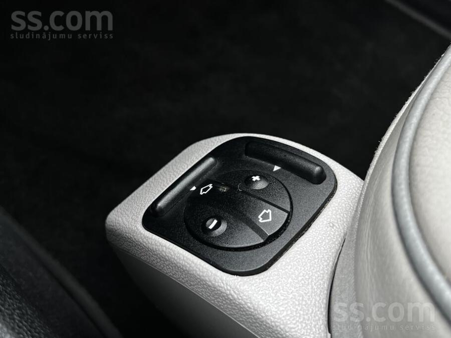Grey Mercedes-Benz R 350 2013 in Limbazi, with an engine capacity of 3.50 L and mileage of 254 thousand km for 10550 €, photo 26 on AUTOMOTO.COM.LV
