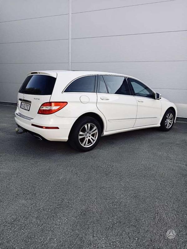 White Mercedes-Benz R 350 2013 in Utena, with an engine capacity of 2.99 L and mileage of 391 thousand km for 8750 €, photo 4 on AUTOMOTO.COM.LV