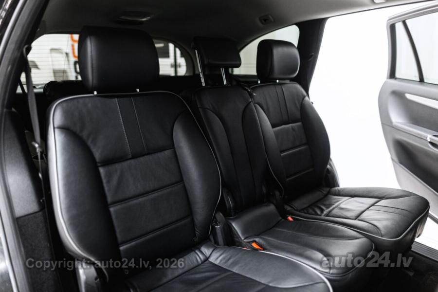 Black Mercedes-Benz R-Class 2011 in Tallinn, with an engine capacity of 3.00 L and mileage of 213 thousand km for 9990 €, photo 25 on AUTOMOTO.COM.LV