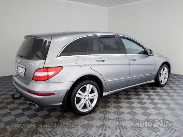 Grey Mercedes-Benz R-Class 2011 in Tallinn, with an engine capacity of 3.00 L and mileage of 389 thousand km for 5999 €, photo 3 on AUTOMOTO.COM.LV