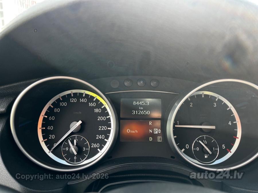 Pelēks Mercedes-Benz R-Class 2011 Tallina, ar dzinēja tilpumu 3.00 L un nobraukumu 313 tūkst. km par 7999 €, foto 9 vietnē AUTOMOTO.COM.LV