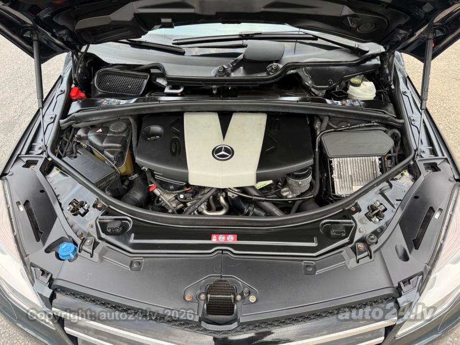 Grey Mercedes-Benz R-Class 2011 in Tallinn, with an engine capacity of 3.00 L and mileage of 238 thousand km for 8990 €, photo 4 on AUTOMOTO.COM.LV