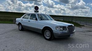 Белый Мерседес С 260 1988 в Огре, объемом двигателя 2.60 л и пробегом 259 тыс. км за 8500 €, фото 1 на AUTOMOTO.COM.LV