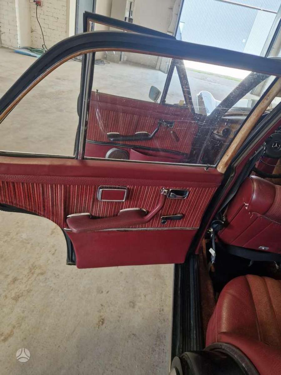 Black Mercedes-Benz S 280 1970 in Rokiskis, with an engine capacity of 2.80 L and mileage of 80 thousand km for 7500 €, photo 13 on AUTOMOTO.COM.LV