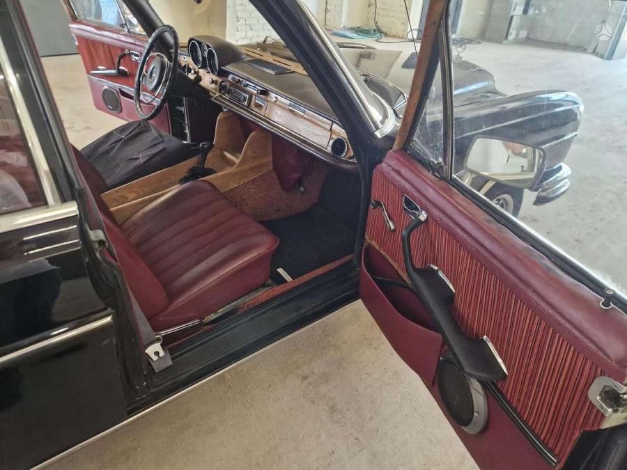 Black Mercedes-Benz S 280 1970 in Rokiskis, with an engine capacity of 2.80 L and mileage of 80 thousand km for 7500 €, photo 15 on AUTOMOTO.COM.LV