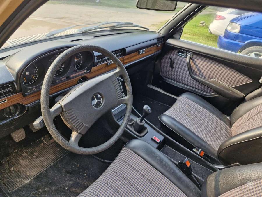 Brown Mercedes-Benz S 280 1975 in Klaipeda, with an engine capacity of 2.80 L and mileage of 21 thousand km for 17000 €, photo 3 on AUTOMOTO.COM.LV
