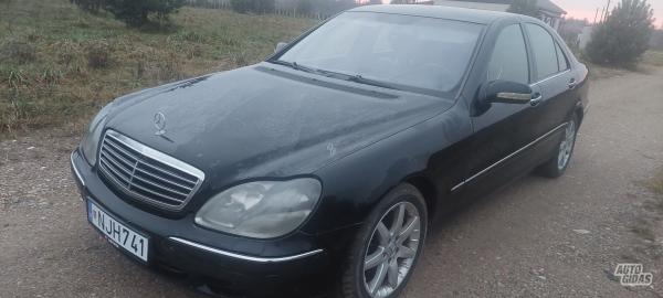 Melns Mercedes-Benz S 320 2000 Viļņa, ar dzinēja tilpumu 3.20 L un nobraukumu 255 tūkst. km par 1900 €, foto 1 vietnē AUTOMOTO.COM.LV
