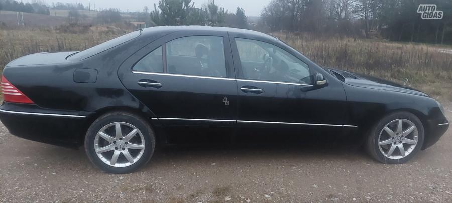 Black Mercedes-Benz S 320 2000 in Vilnius, with an engine capacity of 3.20 L and mileage of 255 thousand km for 1900 €, photo 7 on AUTOMOTO.COM.LV