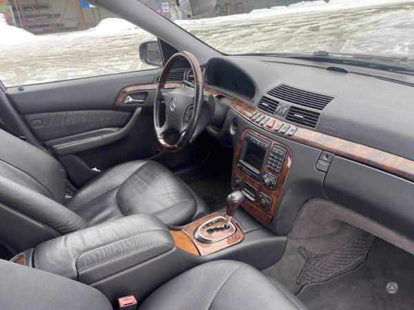 Black Mercedes-Benz S 320 2002 in Kaunas, with an engine capacity of 3.20 L and mileage of 266 thousand km for 2100 €, photo 6 on AUTOMOTO.COM.LV