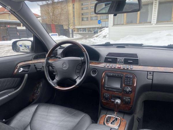 Black Mercedes-Benz S 320 2002 in Kaunas, with an engine capacity of 3.20 L and mileage of 266 thousand km for 2100 €, photo 8 on AUTOMOTO.COM.LV